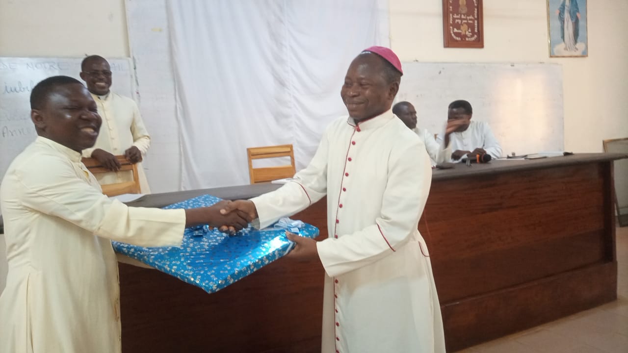 VISITE D’AMITIE DE L’UNION DU CLERGE DIOCESAIN DE DJOUGOU AU ...